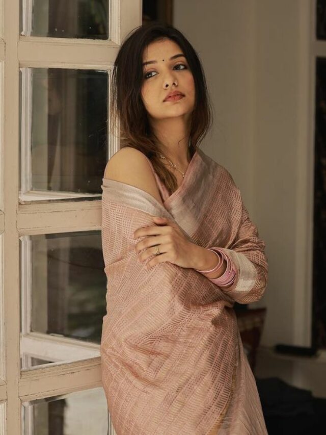 Divya Agarwal is a classic beauty as she goes old-school in a simple saree